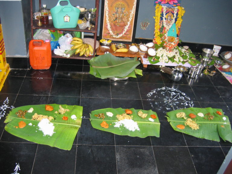 Prasadam_on_banana_leaves